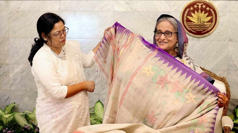 প্রধানমন্ত্রীকে কলাগাছের তন্তু থেকে তৈরি শাড়ি উপহার