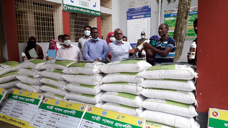 আক্কেলপুরে খামারিদের উপকরণ বিতরণ | BD24Live.com